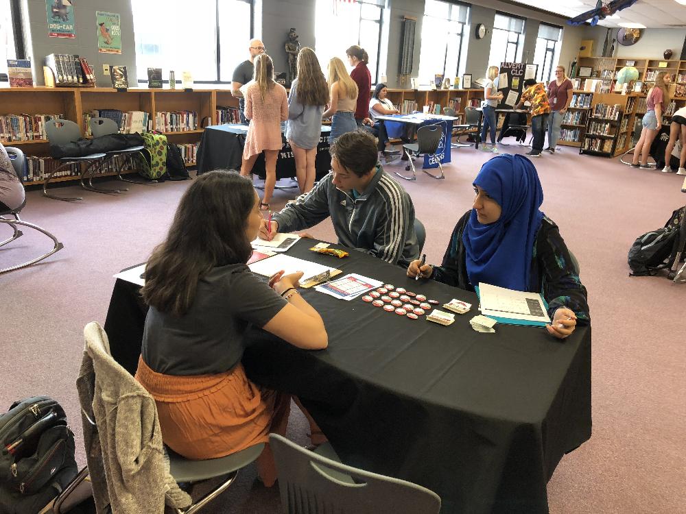 LPS | Service learning fairs connect students with community