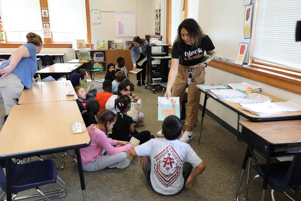 LPS | United Way volunteers distribute books and read to students at ...
